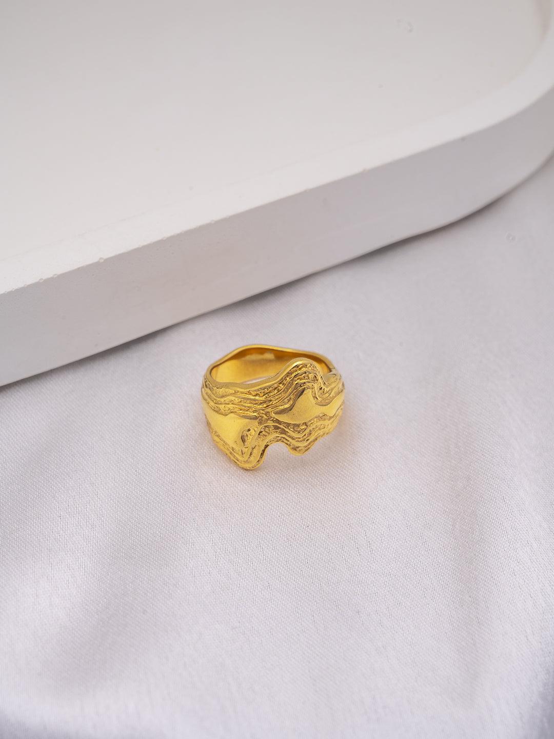 Modern Minimalism: Fluid Gold Ring