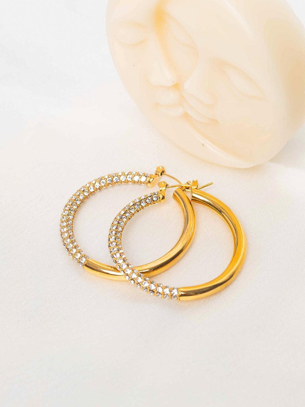 Perfectly Average: Trendsetting Gold Jewelry & Accessories